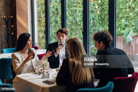 팀 리더는 비즈니스 점심 식사 중에 동료 그룹에게 무언가를 설명합니다 25 29세에 대한 스톡 사진 및 기타 이미지 25 29세 30 34세 경영자 Istock