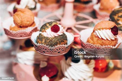 맛 있는 컵 케 익 럭셔리 결혼식 피로연에서 캔디 바입니다 독점 비싼 음식입니다 현대 디저트 컵 케이크 과일 과자 테이블 텍스트를 위한 공간입니다 아기 또는 신부 샤워입니다