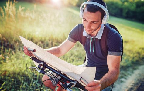 산악 자전거는 지도 보고 그의 목적지에 대 한 검색 스포츠 라이프 스타일 모험 건강한 생활방식에 대한 스톡 사진 및 기타 이미지 건강한 생활방식 검색 남자 Istock