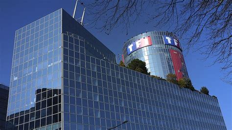 Tf1 Assigne Canal En Justice Les Echos