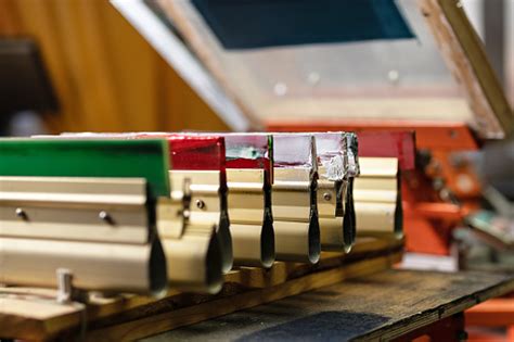 세리그래피 제작 인쇄 심사 장치의 나무 선반에 삐걱 거리는 소리 디자인 스튜디오에서 실크 스크린 방법으로 티셔츠에 이미지 인쇄 실크 스크린에 대한 스톡 사진 및 기타 이미지