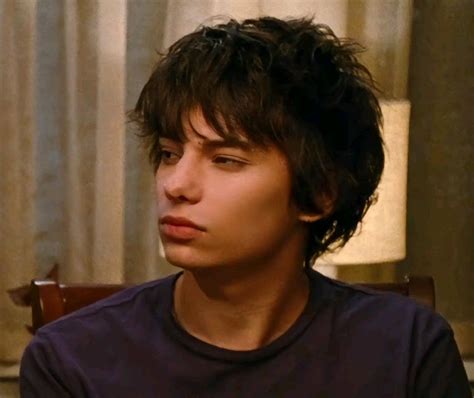 Pin De 🧟‍♀️claraa💤🎧 Em Devon Bostick😍😍😍 Em 2025 Penteados Para Cabelo Curto Fácil Cabelo Anos