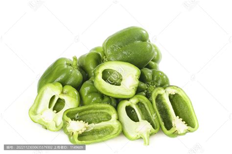 白底上的圆青椒 摄影 汇图网www huitu