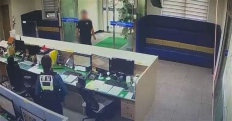 흉기 들고 파출소 찾은 남성경찰이 테이저건으로 제압했다