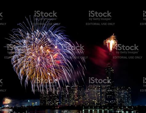 밤에 는 고층 빌딩에서 다채로운 불꽃 놀이가 음력 새해 전망을 환영합니다 12월 31일에 대한 스톡 사진 및 기타 이미지 12월 31일 고급 호텔 고층 건물 Istock
