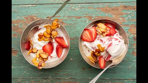 Домашен сладолед с ягодов сироп и карамелизирани бадеми Готвене с Къртис 24kitchen Bulgaria