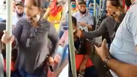 Viral Video बस में जेब काटने वाली महिलाओं की चप्पल से हुई पिटाई महिला