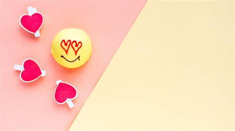 기하학적 파스텔 핑크와 노란색 배경 상단 보기에 얼굴과 마음의 눈을 그리는 맛있는 달콤한 케이크 사랑 개념 텍스트의 공간 복사 0명에 대한 스톡 사진 및 기타 이미지