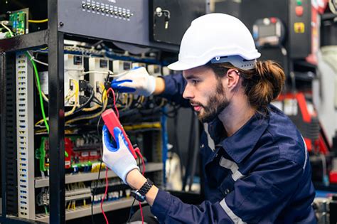 자동 로봇 기계를 점검하는 로봇 컨트롤러를 들고 있는 기술자 엔지니어 Cnc 장치에 대한 스톡 사진 및 기타 이미지 Cnc