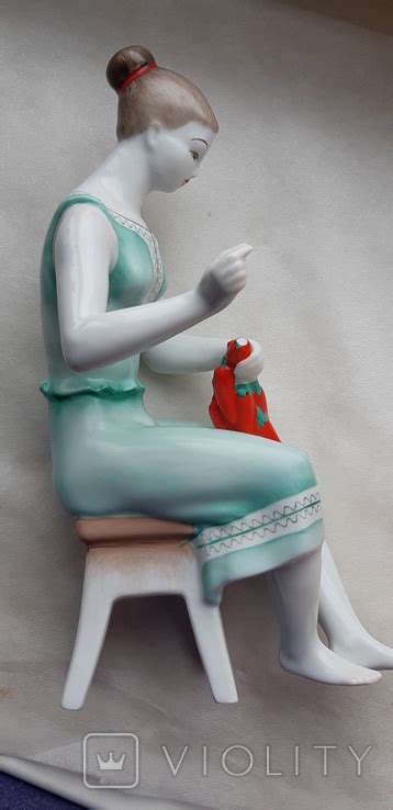 Порцелянова Статуетка Дівчина з перцем Холлохаза Угорщина на сайте для коллекционеров Violity