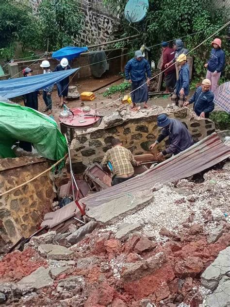 မိုးကုတ်မြို့နယ်၌ မိုးသည်းထန်စွာရွာသွန်းမှုကြောင့် တောင်ကမ်းပါးရံ ပြိုကျခြင်းနှင့် သစ်ပင်ပြိုလဲခ