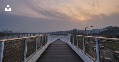 흰 구름 아래 흰색과 파란색 다리 사진 Unsplash의 무료 서울숲 이미지