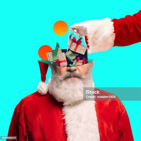 현대 미술 콜라주 산타 클로스의 머리와 선물 파란색 배경에 상생 상자 새해 복 많은 새해 와 메리 크리스마스 2022 산타 클로스에 대한 스톡 사진 및 기타 이미지 Istock