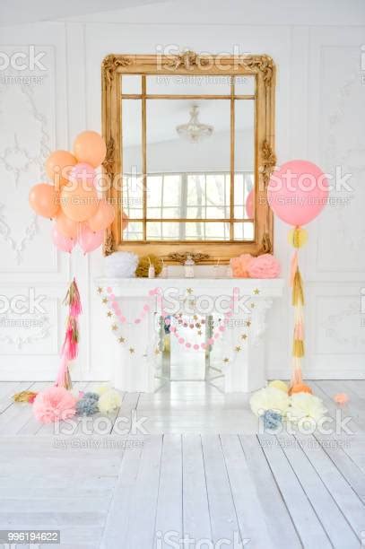 크리스마스 파티의 장식 풍선의 많은입니다 생일 파티 장식입니다 0명에 대한 스톡 사진 및 기타 이미지 0명 1 개념 Istock