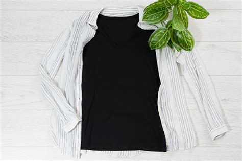 검은 색 클로즈업 티셔츠는 흰색 나무 배경에 평평한 누워 모의 상단 보기 및 복사 공간입니다 모형 티셔츠와 여름 템플릿 빈 셔츠 0명에 대한 스톡 사진 및 기타 이미지