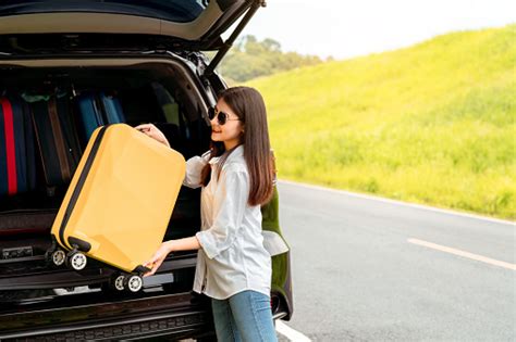 여행지에 휴가 여행자 교통 차량 사람들 라이프 스타일에 여름 휴가 도로 여행에서 산 거리에서 다시 Suv 자동차에 수하물 가방을 트럭 아시아 여성의 행복 한 여행 개념에