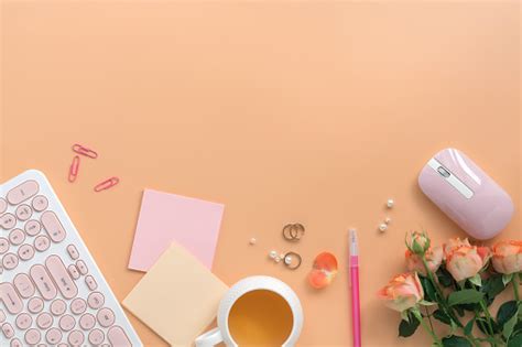 플랫 평신도 여성 작업 공간 키보드 마우스 차 한 잔 장미 꽃 보석 및 문구는 분홍색 파스텔 배경에 여성스러운 오피스 테이블 책상 프레임 맨 위 보기 복사 공간 0명에 대한
