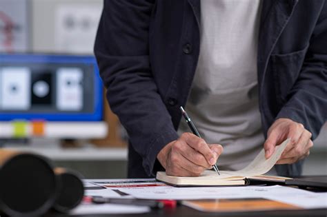 사무실에서 일하는 아시아 그래픽 디자이너 아티스트 크리에이티브 디자이너 일러스트 레이터 그래픽 스킬 개념 30 34세에 대한 스톡 사진 및 기타 이미지 Istock