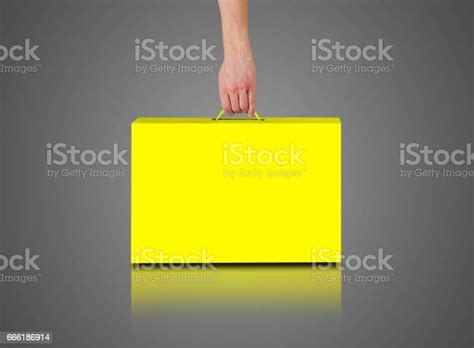 핸드 핸들 노란색 상자를 보유 하고있다 노트북에 대 한 포장 상자입니다 반사 층에 서 있다 회색 배경에 절연 가득 찬에 대한 스톡 사진 및 기타 이미지 Istock