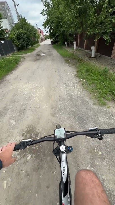 Ездит на велосипеде и что то рассказывает 😂 Youtube