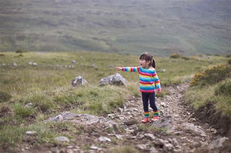 시골 길에 서서 북아일랜드 무른 산의 거리를 가리키는 어린 소녀 경관에 대한 스톡 사진 및 기타 이미지 경관 계곡 관광객 Istock