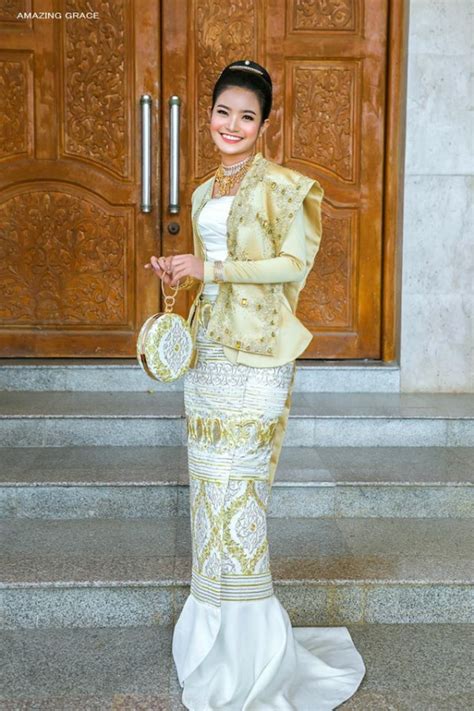 သူမရဲ့အရေးကြီးဆုံးနေ့ရက်လေးကို ရွှေရောင်တွေနဲ့လွှမ်းခြုံပြီး ယဉ်ကျေးမှုနဲ့အညီနန်းဆန်စွာလှပနေတဲ့