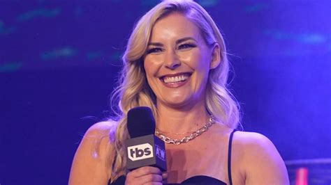 Wwe Hall Of Famer Praises Renee Paquette