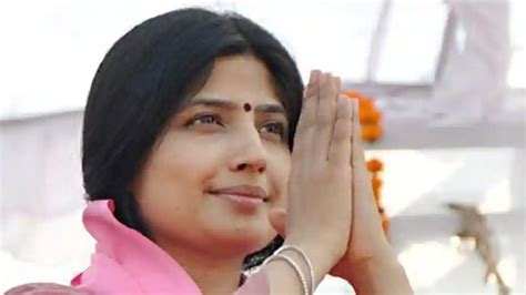 डिंपल यादव ने ली सांसद पद की शपथ सोनिया गांधी के पैर छूकर लिया आशीर्वाद India Tv Hindi