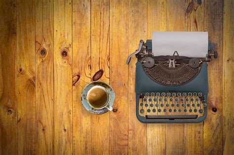 나무 테이블에 커피 한 잔 옆에 빈 페이지가있는 빈티지 타자기의 상단 보기 사진 고풍스런에 대한 스톡 사진 및 기타 이미지