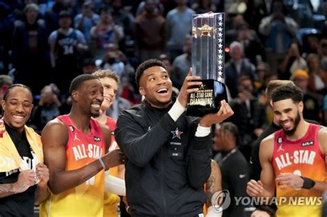 포토 Nba 올스타전 트로피 들어올리는 아데토쿤보