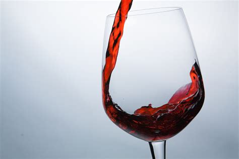 스플래시 튀는 유리 근접 촬영 와인으로 쏟아져 되 고 와인 0명에 대한 스톡 사진 및 기타 이미지 0명 따르기 마실 것 Istock