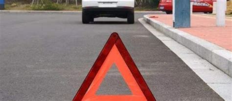 驾驶机动车在高速公路上车辆发生故障时 有驾