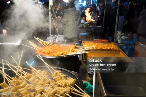 명동 쇼핑 거리에서 서울에에서 밤 시장에서 전통적인 한국 길거리 음식 High Street에 대한 스톡 사진 및 기타 이미지