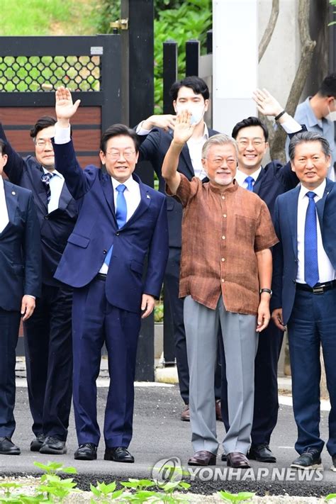 지지자에 인사하는 문재인 전 대통령과 이재명 당 대표 연합뉴스