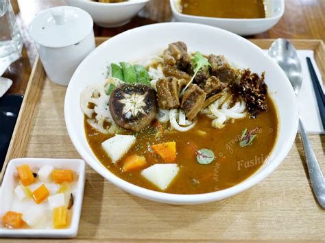 Offer Curries 咖哩厚 台灣茶加入咖哩，讓咖哩帶茶香吃起來清爽，大推伊比利豬 台中勤美誠品商圈 吳大妮