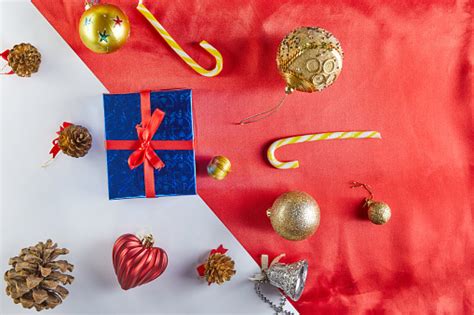 메리 크리스마스와 새해 복 설 초 개념입니다 크리스마스 액세서리의 플랫 레이 텍스트에 대한 Xmas 나무 장식 및 복사 공간 12월에 대한 스톡 사진 및 기타 이미지