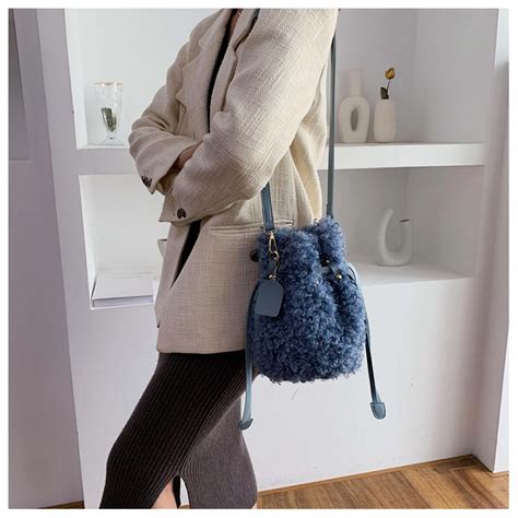 Badu Bg Ежедневна дамска плюшена чанта с кожена дръжка Badu Bg