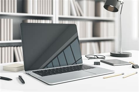 흐릿한 책장 배경의 가벼운 테이블에 현대적인 노트북과 사무용 도구를 반영한 빈 화면이있는 아늑한 햇볕이 잘 드는 작업장에 대한 원근감 3d 렌더링 모형 목재 재료에 대한