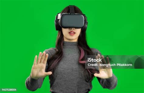흰색 셔츠와 Vr 헤드셋을 착용한 젊은 아시아 여성이 가상 화면 그린 스크린 배경을 만지고 있다 3차원 형태에 대한 스톡 사진 및 기타 이미지 Istock