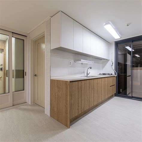 화이트 인테리어에 우드패턴으로 포인트 한 방울 라이프스타일 슈퍼앱 오늘의집