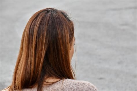 무료 사진 금발 머리 귀 안경 얼굴 헤어스타일 측면 보기 미용사 여자 머리 사람들