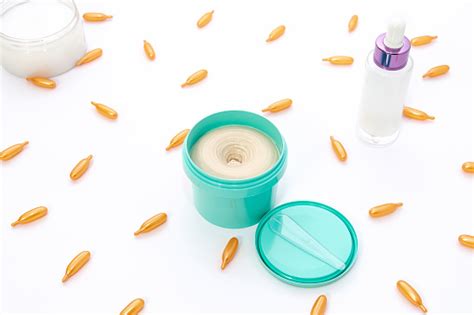 크림의 밝은 청록색 항아리 분홍색 분홍색 유리 병 흰색 배경에 황금 콜라겐 캡슐의 상단 보기 아름다움 얼굴 스킨 케어 화장품 의학의 개념 0명에 대한 스톡 사진 및 기타