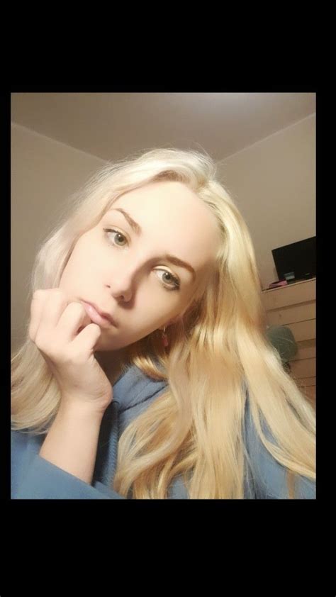 девушка с белыми волосами