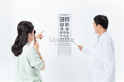 안과 의사가 시력 검사 사진 무료 다운로드 Lovepik