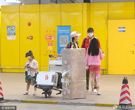 马伊琍抱娃现身包裹严实力求低调 文章见镜头忙遮挡保护女儿凤凰网