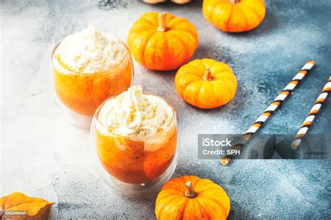 회색 테이블에 유리 컵에 와이퍼 크림호박 라떼 커피 축제 테이블 설정에서 가을 또는 겨울 따뜻한 음료 0명에 대한 스톡 사진 및 기타 이미지 Istock