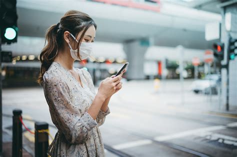 보호얼굴 마스크를 쓰고 스마트폰을 이용해 홍콩 거리에서 일하는 아시아 청년 여성 25 29세에 대한 스톡 사진 및 기타 이미지