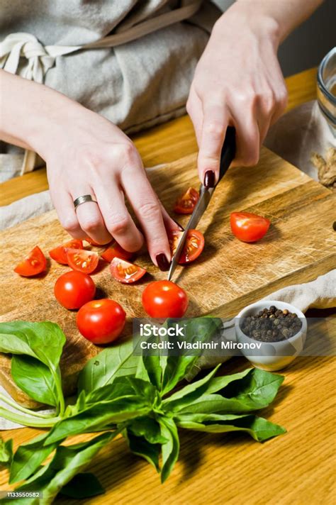 요리사의 손이 나무 절단 보드에 체리 토마토 슬라이스 검정색 배경 측면 보기 텍스트 공간 곡초류에 대한 스톡 사진 및 기타 이미지 Istock
