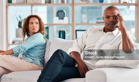 갈등 싸움 결혼 문제로 소파에 앉은 커플 거실에서의 좌절과 우울증 나쁜 의사 소통 관계 및 싸움 논쟁 및 이혼을 위해 소파에 남자와 여자 2명에 대한 스톡 사진 및 기타