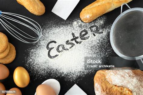계란 거품기 주걱 체 쿠키와 바게트 요리사와 메뉴를위한 부활절 부엌 배경과 검은 테이블에 밀가루에 단어 부활절 거품기에 대한 스톡 사진 및 기타 이미지 Istock